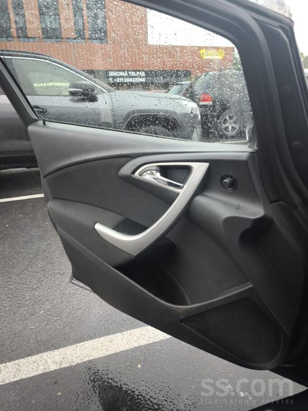 Grey Opel Astra 2011 in Riga, with an engine capacity of 1.60 L and mileage of 235 thousand km for 2350 €, photo 8 on AUTOMOTO.COM.LV