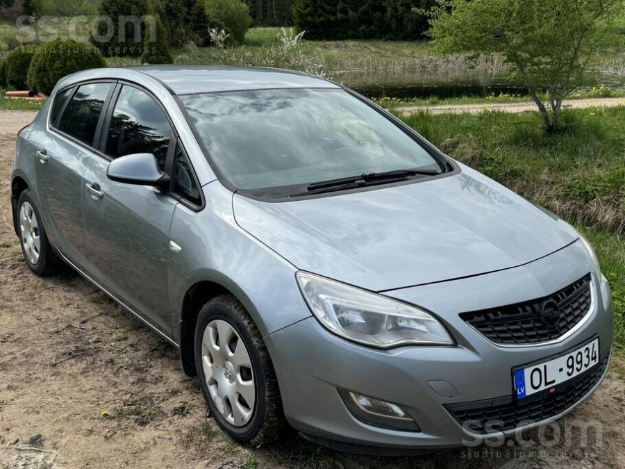 Pelēks Opel Astra 2011 Tukums, ar dzinēja tilpumu 1.70 L un nobraukumu 340 tūkst. km par 1700 €, foto 1 vietnē AUTOMOTO.COM.LV