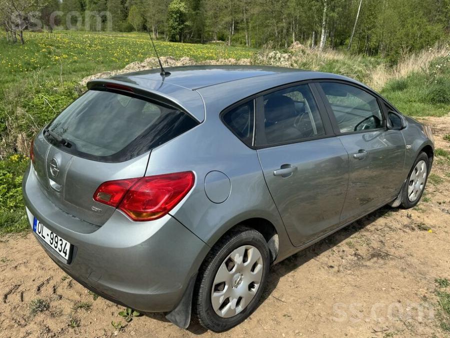 Pelēks Opel Astra 2011 Tukums, ar dzinēja tilpumu 1.70 L un nobraukumu 340 tūkst. km par 1700 €, foto 3 vietnē AUTOMOTO.COM.LV