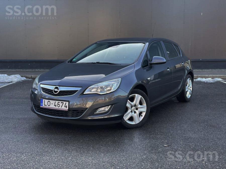Grey Opel Astra 2011 in Riga, with an engine capacity of 1.70 L and mileage of 205 thousand km for 2570 €, photo 1 on AUTOMOTO.COM.LV