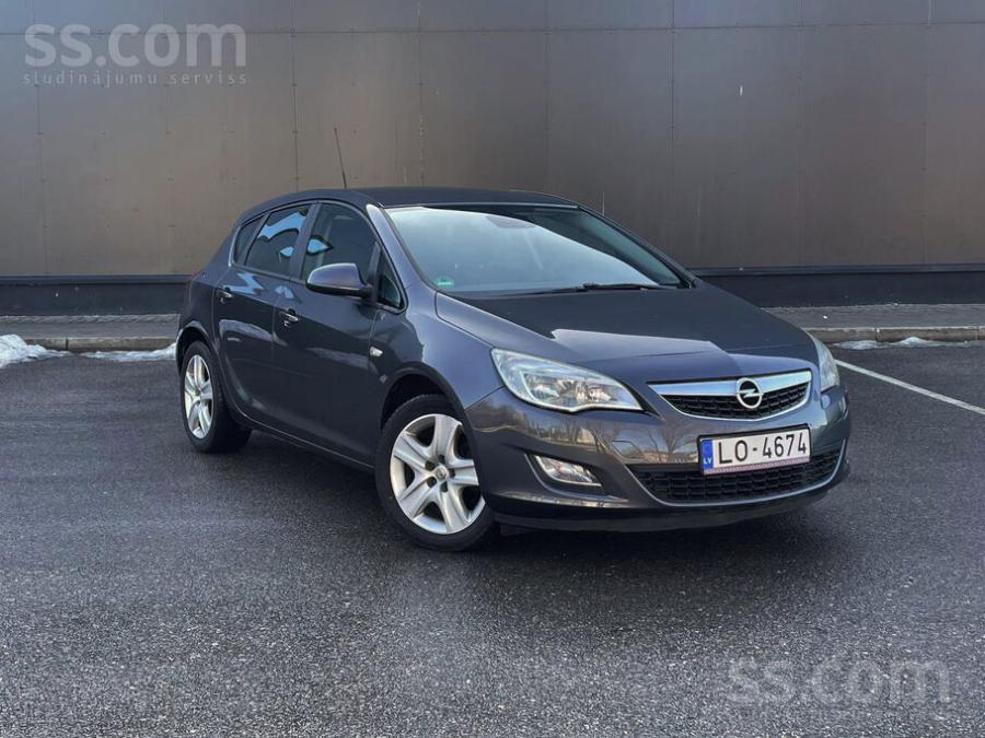 Grey Opel Astra 2011 in Riga, with an engine capacity of 1.70 L and mileage of 205 thousand km for 2570 €, photo 3 on AUTOMOTO.COM.LV