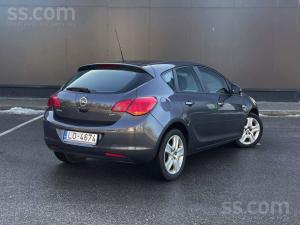 Grey Opel Astra 2011 in Riga, with an engine capacity of 1.70 L and mileage of 205 thousand km for 2570 €, photo 4 on AUTOMOTO.COM.LV