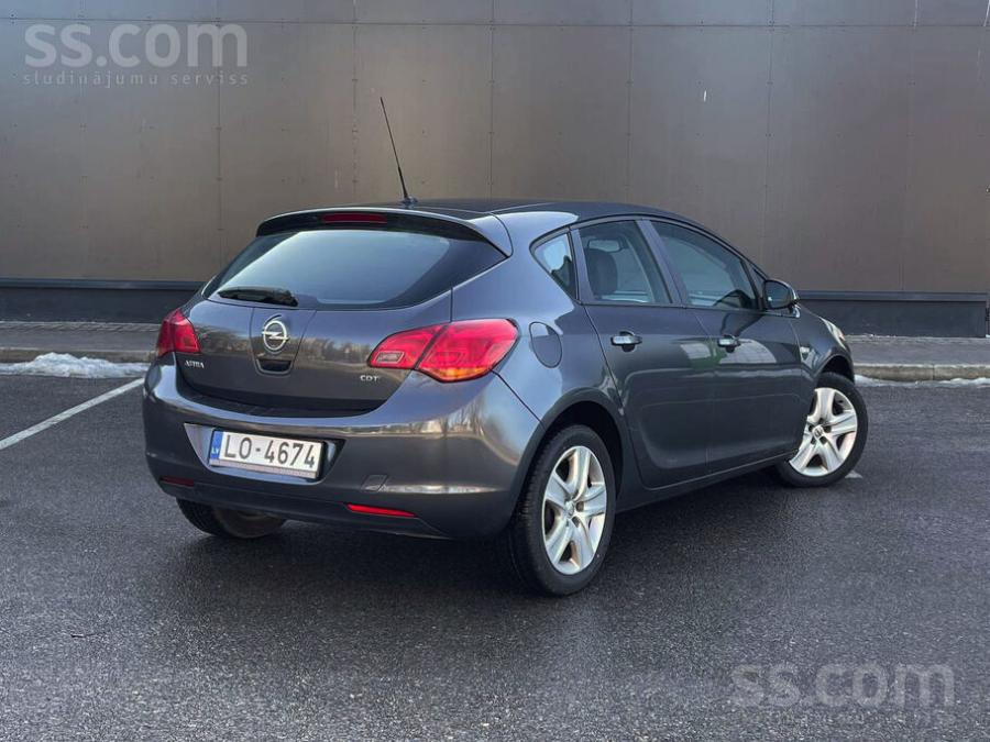 Grey Opel Astra 2011 in Riga, with an engine capacity of 1.70 L and mileage of 205 thousand km for 2570 €, photo 4 on AUTOMOTO.COM.LV