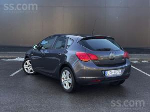 Grey Opel Astra 2011 in Riga, with an engine capacity of 1.70 L and mileage of 205 thousand km for 2570 €, photo 5 on AUTOMOTO.COM.LV