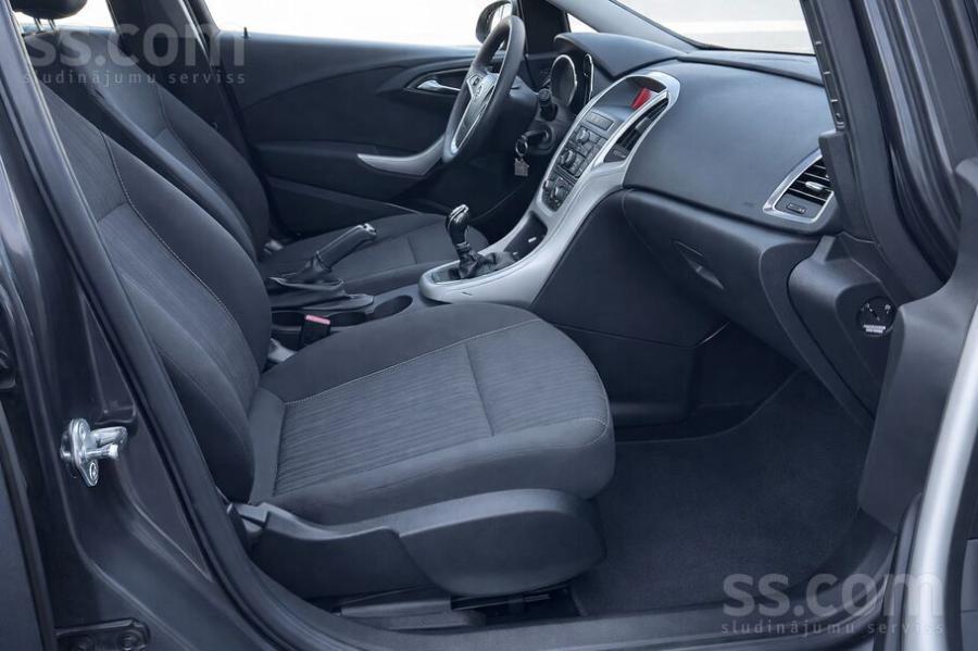 Grey Opel Astra 2011 in Riga, with an engine capacity of 1.70 L and mileage of 205 thousand km for 2570 €, photo 7 on AUTOMOTO.COM.LV