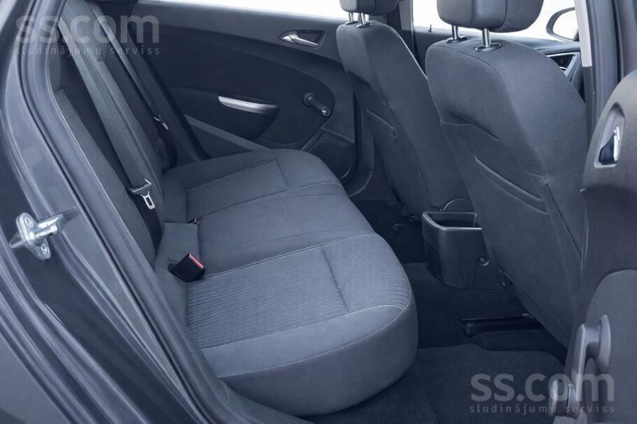 Grey Opel Astra 2011 in Riga, with an engine capacity of 1.70 L and mileage of 205 thousand km for 2570 €, photo 8 on AUTOMOTO.COM.LV
