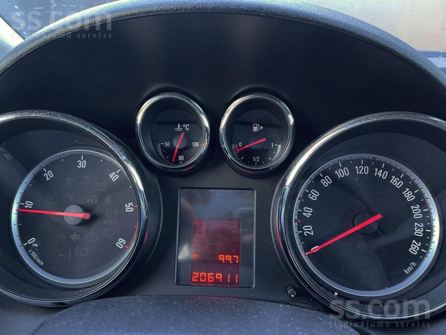 Grey Opel Astra 2011 in Riga, with an engine capacity of 1.70 L and mileage of 205 thousand km for 2570 €, photo 11 on AUTOMOTO.COM.LV