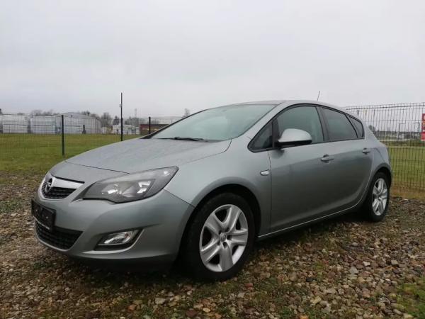 Grey Opel Astra 2011 in Saldus, with an engine capacity of 1.70 L and mileage of 208 thousand km for 4500 €, photo 1 on AUTOMOTO.COM.LV