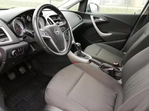 Grey Opel Astra 2011 in Saldus, with an engine capacity of 1.70 L and mileage of 208 thousand km for 4500 €, photo 4 on AUTOMOTO.COM.LV