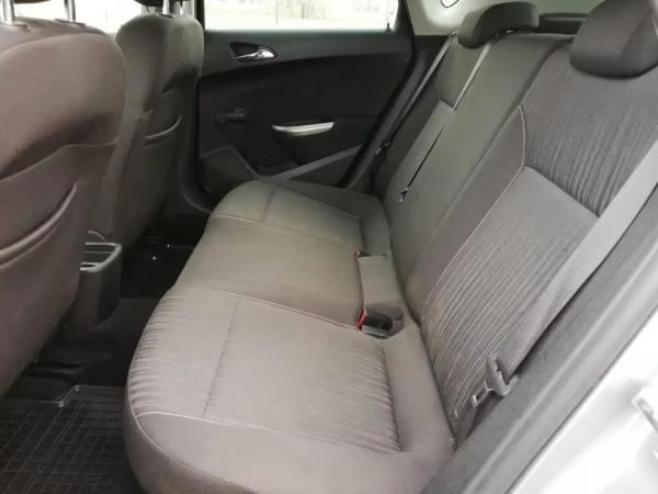 Grey Opel Astra 2011 in Saldus, with an engine capacity of 1.70 L and mileage of 208 thousand km for 4500 €, photo 6 on AUTOMOTO.COM.LV