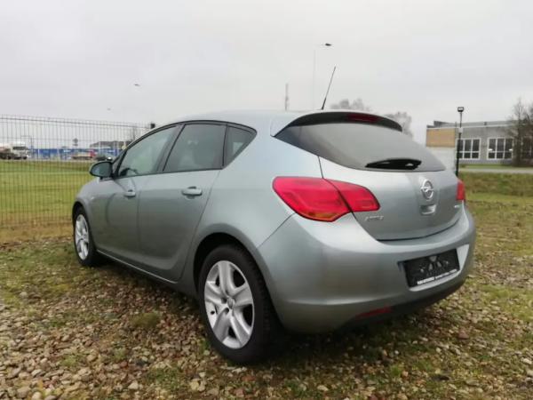 Grey Opel Astra 2011 in Saldus, with an engine capacity of 1.70 L and mileage of 208 thousand km for 4500 €, photo 7 on AUTOMOTO.COM.LV
