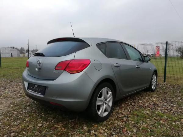 Grey Opel Astra 2011 in Saldus, with an engine capacity of 1.70 L and mileage of 208 thousand km for 4500 €, photo 8 on AUTOMOTO.COM.LV