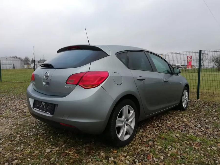 Pelēks Opel Astra 2011 Saldus, ar dzinēja tilpumu 1.70 L un nobraukumu 208 tūkst. km par 4500 €, foto 9 vietnē AUTOMOTO.COM.LV