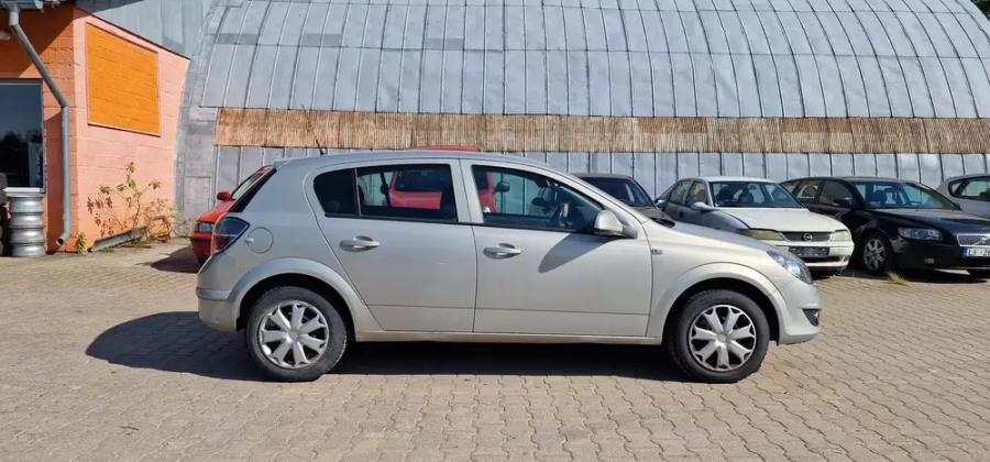Grey Opel Astra 2011 in Valmiera, with an engine capacity of 1.40 L and mileage of 194 thousand km for 1500 €, photo 3 on AUTOMOTO.COM.LV