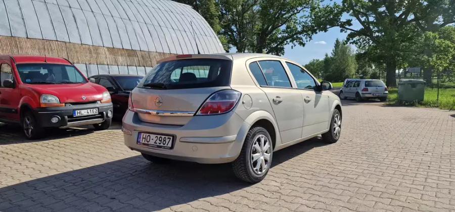 Grey Opel Astra 2011 in Valmiera, with an engine capacity of 1.40 L and mileage of 194 thousand km for 1500 €, photo 4 on AUTOMOTO.COM.LV