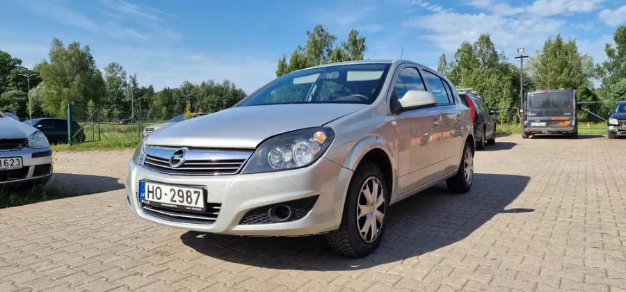 Grey Opel Astra 2011 in Valmiera, with an engine capacity of 1.40 L and mileage of 194 thousand km for 1500 €, photo 7 on AUTOMOTO.COM.LV
