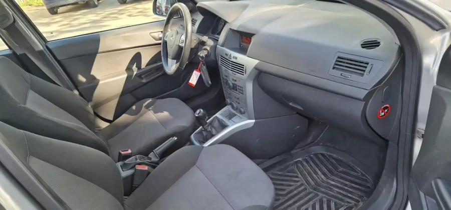 Grey Opel Astra 2011 in Valmiera, with an engine capacity of 1.40 L and mileage of 194 thousand km for 1500 €, photo 10 on AUTOMOTO.COM.LV
