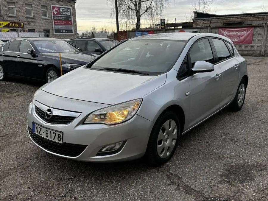 Grey Opel Astra 2011 in Daugavpils, with an engine capacity of 1.70 L and mileage of 313 thousand km for 2250 €, photo 4 on AUTOMOTO.COM.LV