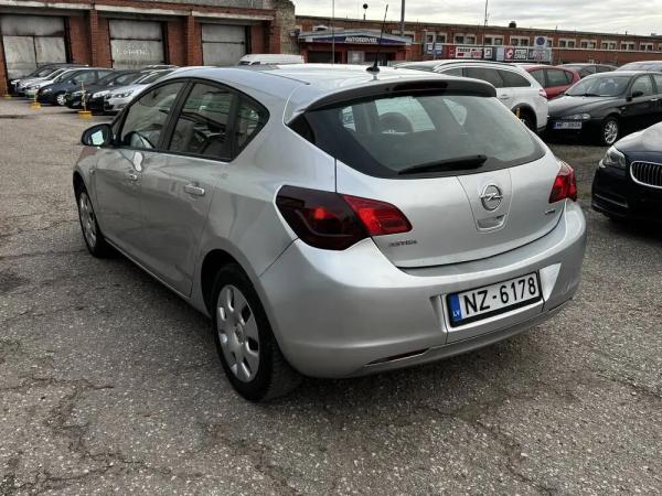 Grey Opel Astra 2011 in Daugavpils, with an engine capacity of 1.70 L and mileage of 313 thousand km for 2250 €, photo 4 on AUTOMOTO.COM.LV