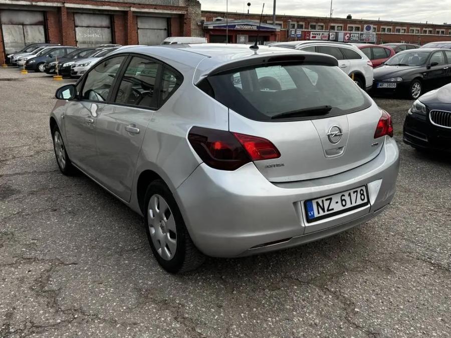Grey Opel Astra 2011 in Daugavpils, with an engine capacity of 1.70 L and mileage of 313 thousand km for 2250 €, photo 5 on AUTOMOTO.COM.LV
