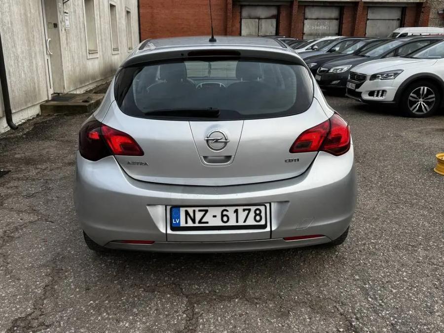 Grey Opel Astra 2011 in Daugavpils, with an engine capacity of 1.70 L and mileage of 313 thousand km for 2250 €, photo 6 on AUTOMOTO.COM.LV