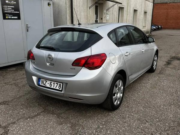 Grey Opel Astra 2011 in Daugavpils, with an engine capacity of 1.70 L and mileage of 313 thousand km for 2250 €, photo 6 on AUTOMOTO.COM.LV