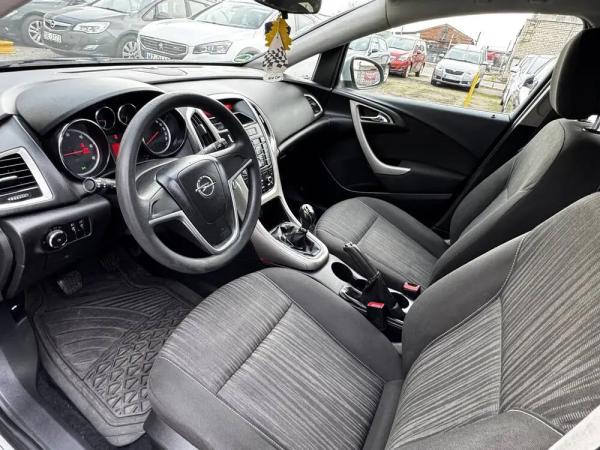 Grey Opel Astra 2011 in Daugavpils, with an engine capacity of 1.70 L and mileage of 313 thousand km for 2250 €, photo 7 on AUTOMOTO.COM.LV