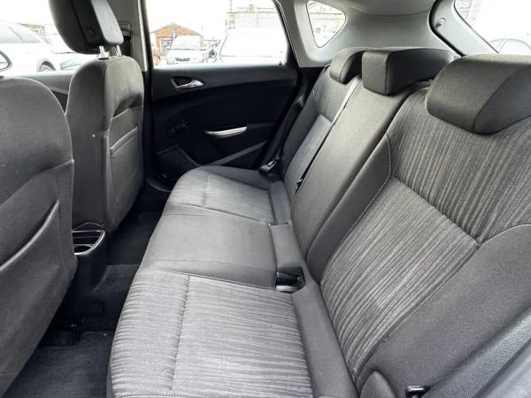 Grey Opel Astra 2011 in Daugavpils, with an engine capacity of 1.70 L and mileage of 313 thousand km for 2250 €, photo 8 on AUTOMOTO.COM.LV