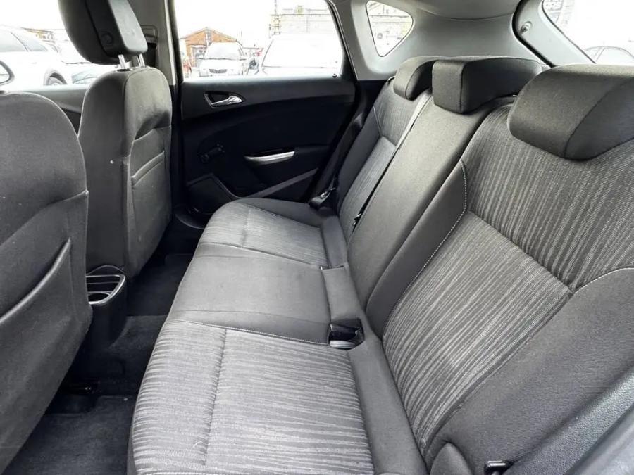 Grey Opel Astra 2011 in Daugavpils, with an engine capacity of 1.70 L and mileage of 313 thousand km for 2250 €, photo 9 on AUTOMOTO.COM.LV