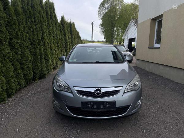Grey Opel Astra 2011 in Kursenai, with an engine capacity of 1.69 L and mileage of 230 thousand km for 2900 €, photo 2 on AUTOMOTO.COM.LV