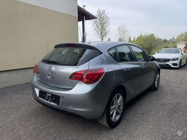Grey Opel Astra 2011 in Kursenai, with an engine capacity of 1.69 L and mileage of 230 thousand km for 2900 €, photo 4 on AUTOMOTO.COM.LV
