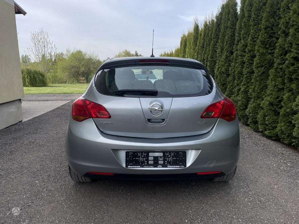 Grey Opel Astra 2011 in Kursenai, with an engine capacity of 1.69 L and mileage of 230 thousand km for 2900 €, photo 5 on AUTOMOTO.COM.LV