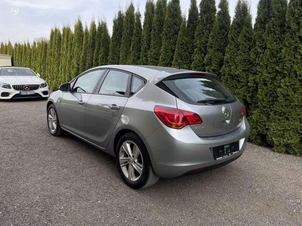 Grey Opel Astra 2011 in Kursenai, with an engine capacity of 1.69 L and mileage of 230 thousand km for 2900 €, photo 6 on AUTOMOTO.COM.LV