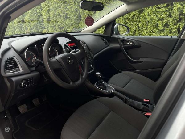 Grey Opel Astra 2011 in Kursenai, with an engine capacity of 1.69 L and mileage of 230 thousand km for 2900 €, photo 7 on AUTOMOTO.COM.LV