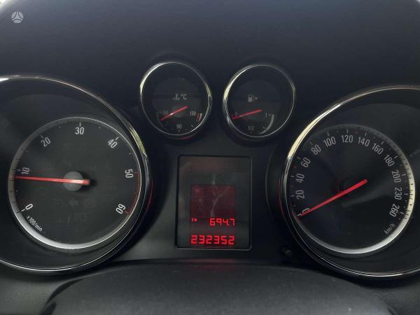 Grey Opel Astra 2011 in Kursenai, with an engine capacity of 1.69 L and mileage of 230 thousand km for 2900 €, photo 10 on AUTOMOTO.COM.LV