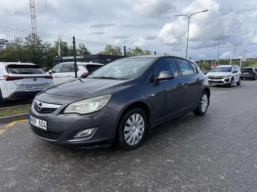 Pelēks Opel Astra 2011 Viļņa, ar dzinēja tilpumu 1.69 L un nobraukumu 400 tūkst. km par 890 €, foto 1 vietnē AUTOMOTO.COM.LV