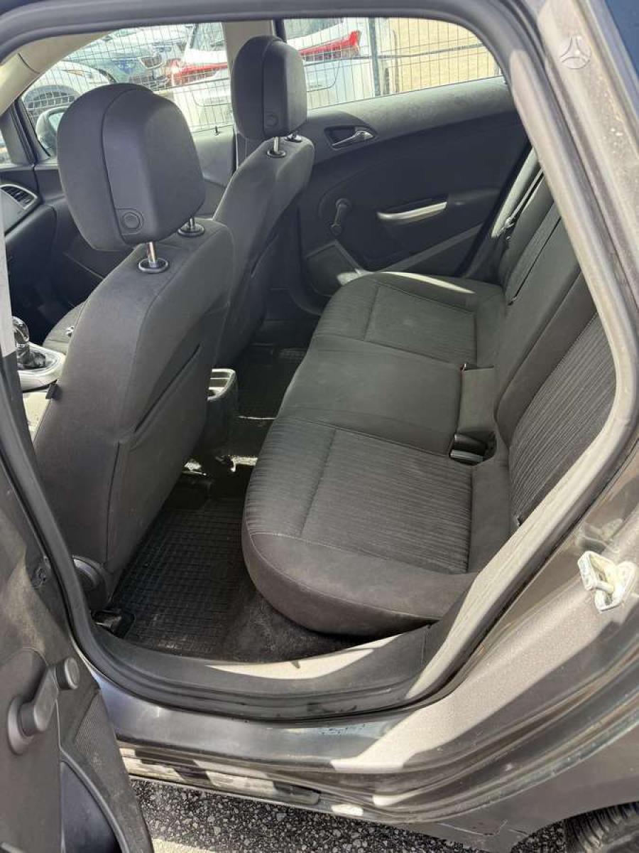 Pelēks Opel Astra 2011 Viļņa, ar dzinēja tilpumu 1.69 L un nobraukumu 400 tūkst. km par 890 €, foto 14 vietnē AUTOMOTO.COM.LV