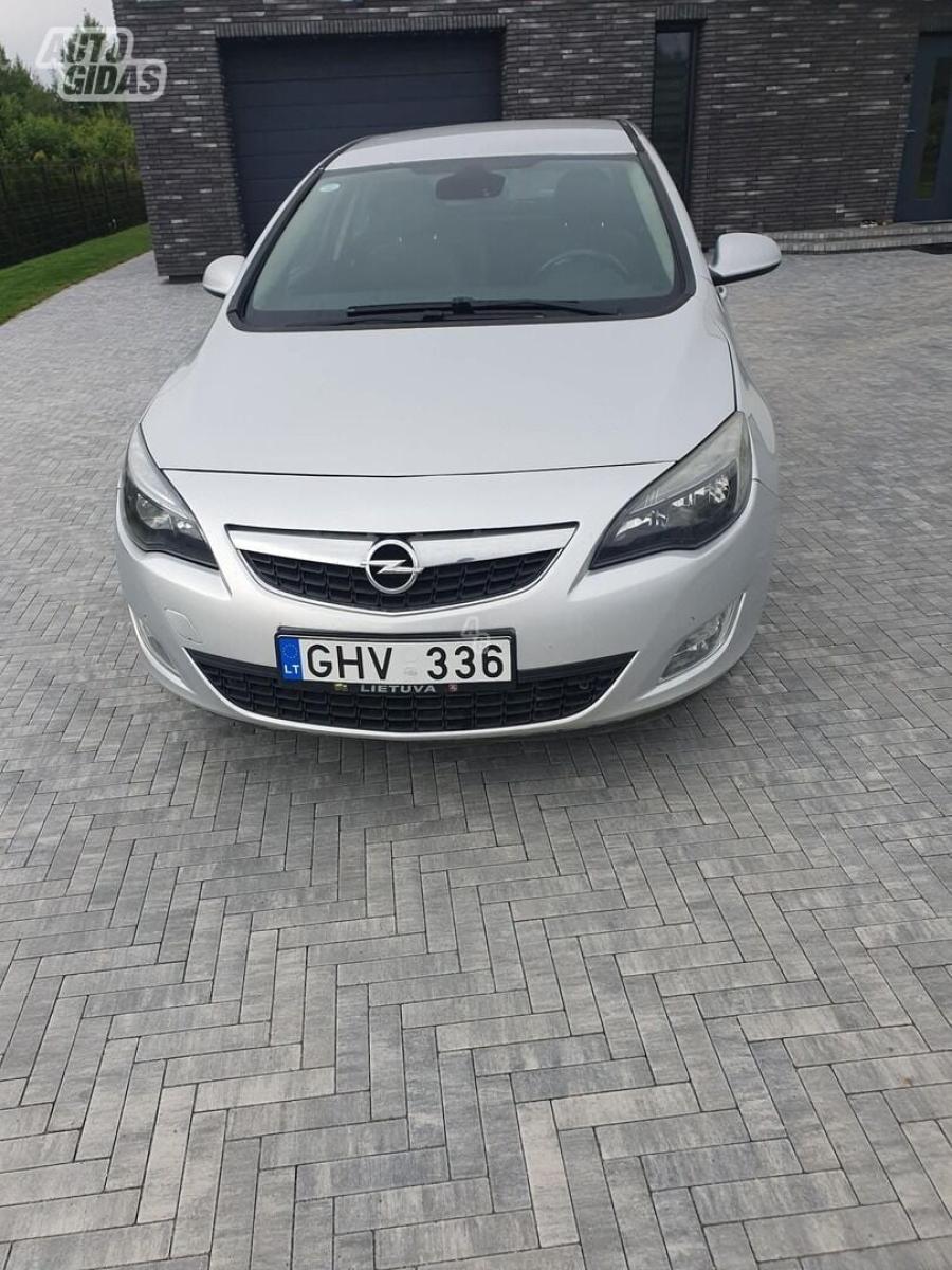 Grey Opel Astra 2011 in Jonava, with an engine capacity of 1.70 L and mileage of 233 thousand km for 3000 €, photo 1 on AUTOMOTO.COM.LV