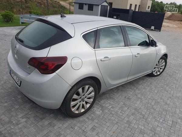Grey Opel Astra 2011 in Jonava, with an engine capacity of 1.70 L and mileage of 233 thousand km for 3000 €, photo 2 on AUTOMOTO.COM.LV
