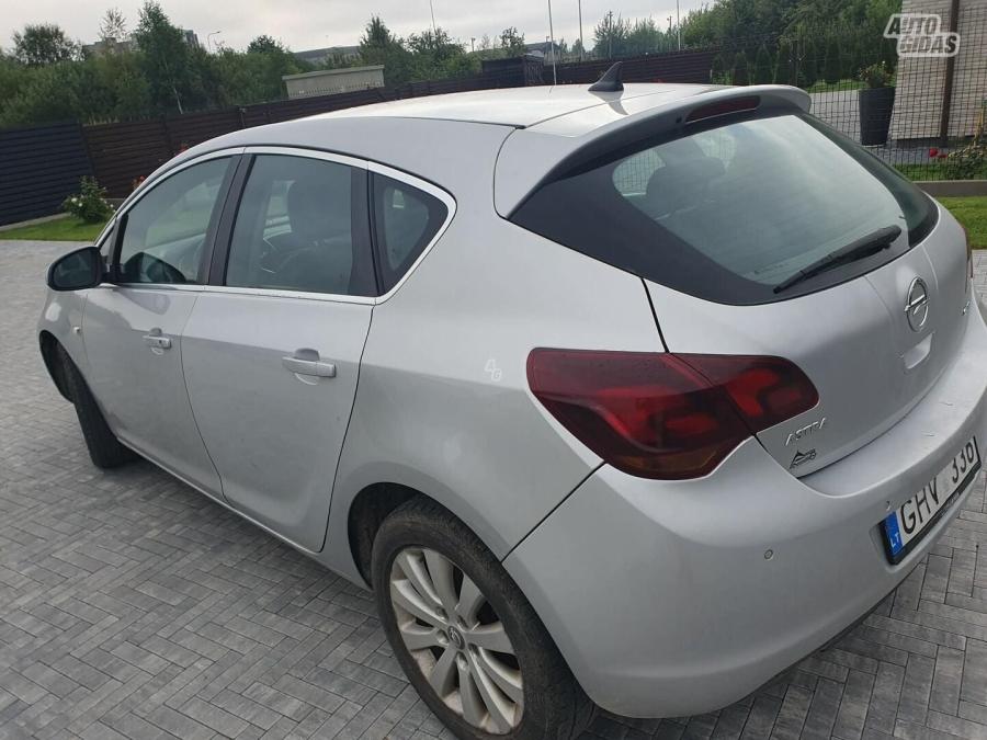 Grey Opel Astra 2011 in Jonava, with an engine capacity of 1.70 L and mileage of 233 thousand km for 3000 €, photo 4 on AUTOMOTO.COM.LV