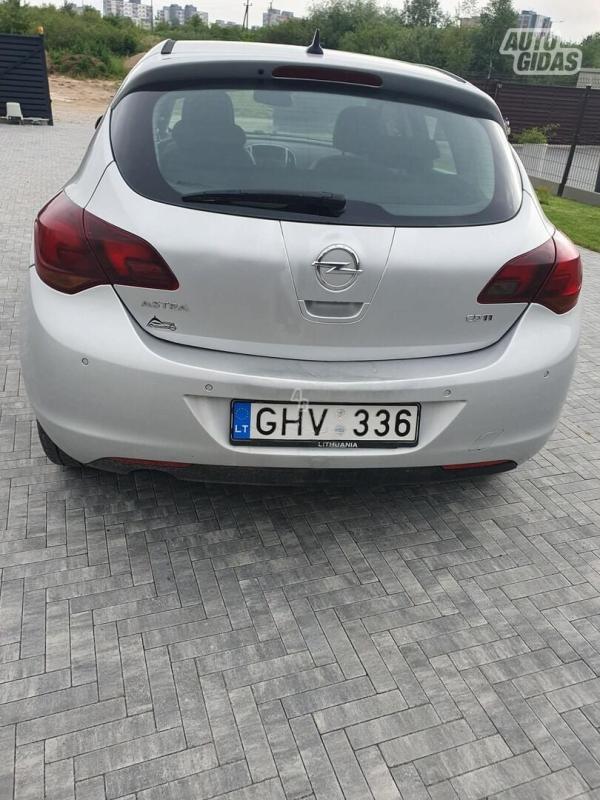 Grey Opel Astra 2011 in Jonava, with an engine capacity of 1.70 L and mileage of 233 thousand km for 3000 €, photo 4 on AUTOMOTO.COM.LV