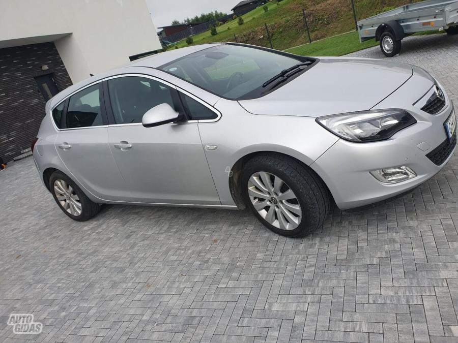 Grey Opel Astra 2011 in Jonava, with an engine capacity of 1.70 L and mileage of 233 thousand km for 3000 €, photo 6 on AUTOMOTO.COM.LV