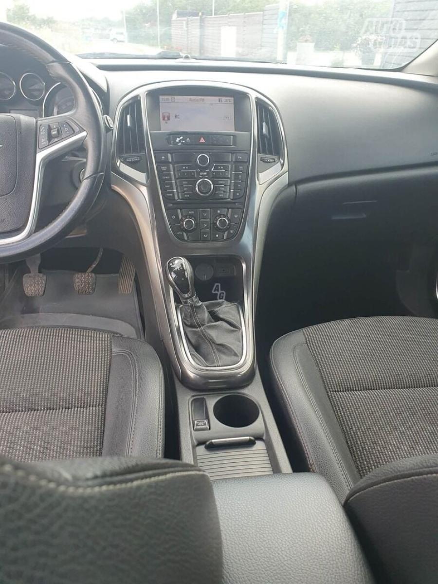 Grey Opel Astra 2011 in Jonava, with an engine capacity of 1.70 L and mileage of 233 thousand km for 3000 €, photo 9 on AUTOMOTO.COM.LV