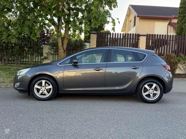 Grey Opel Astra 2011 in Vilnius, with an engine capacity of 1.60 L and mileage of 220 thousand km for 3950 €, photo 4 on AUTOMOTO.COM.LV