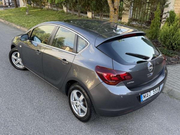 Grey Opel Astra 2011 in Vilnius, with an engine capacity of 1.60 L and mileage of 220 thousand km for 3950 €, photo 6 on AUTOMOTO.COM.LV