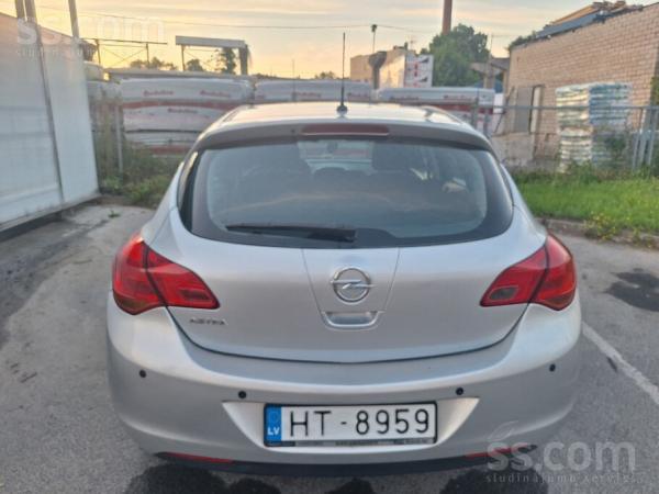 Pelēks Opel Astra 2011 Rīga, ar dzinēja tilpumu 1.60 L un nobraukumu 213 tūkst. km par 4900 €, foto 1 vietnē AUTOMOTO.COM.LV