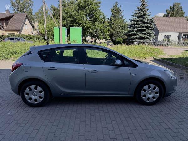 Grey Opel Astra 2011 in Marijampole, with an engine capacity of 1.69 L and mileage of 333 thousand km for 2700 €, photo 5 on AUTOMOTO.COM.LV