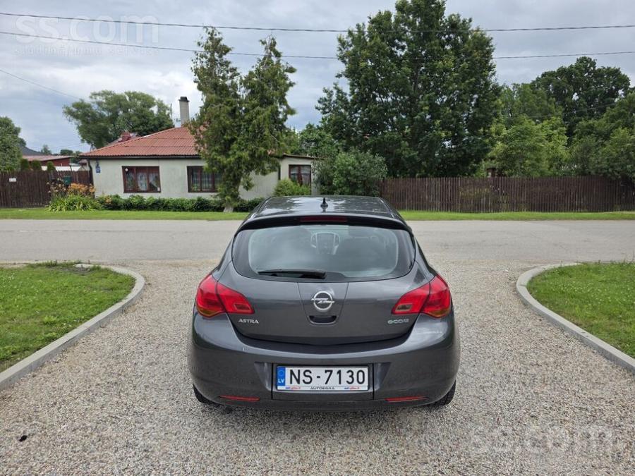 Grey Opel Astra 2011 in Ventspils, with an engine capacity of 1.30 L and mileage of 235 thousand km for 3590 €, photo 8 on AUTOMOTO.COM.LV