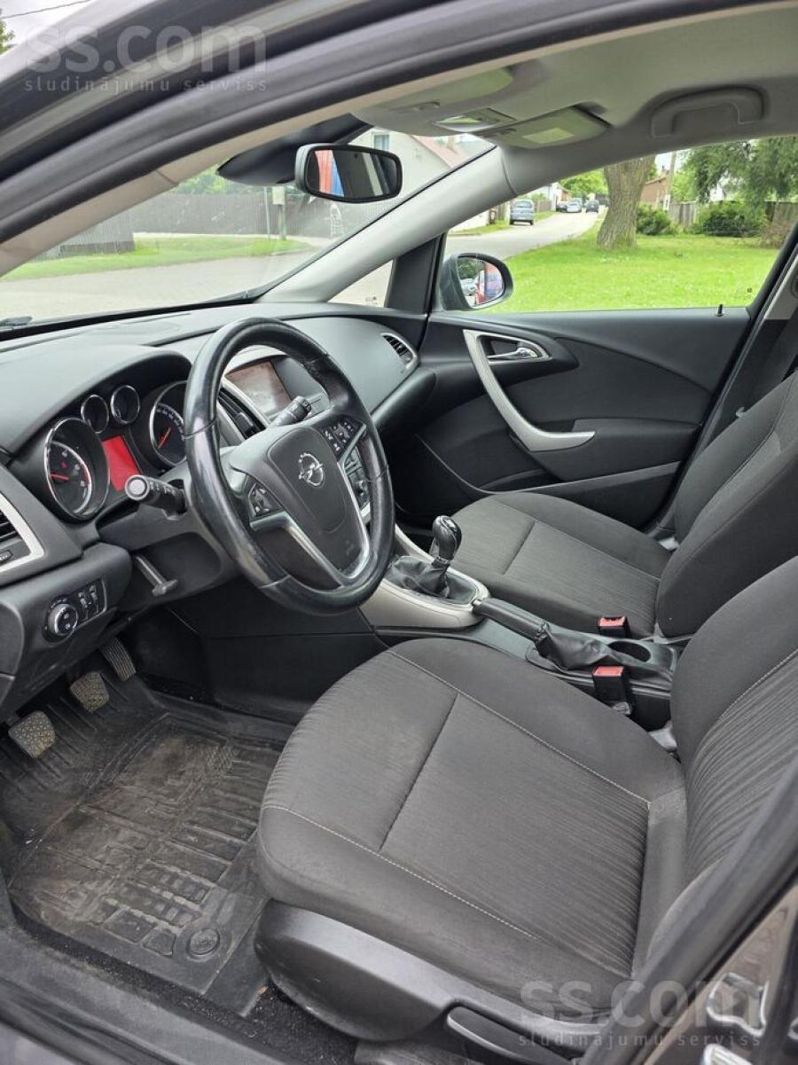 Grey Opel Astra 2011 in Ventspils, with an engine capacity of 1.30 L and mileage of 235 thousand km for 3590 €, photo 10 on AUTOMOTO.COM.LV