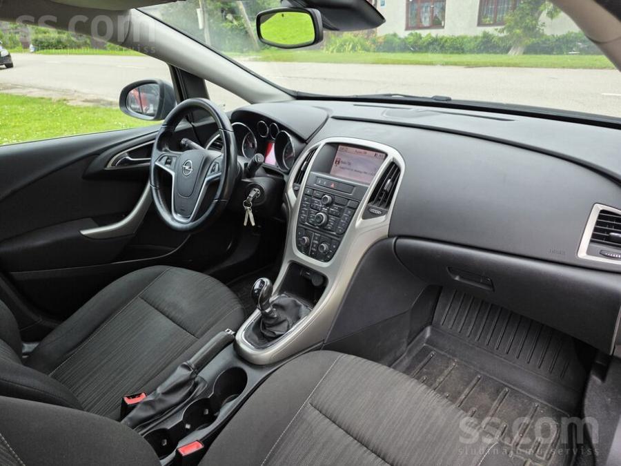 Grey Opel Astra 2011 in Ventspils, with an engine capacity of 1.30 L and mileage of 235 thousand km for 3590 €, photo 14 on AUTOMOTO.COM.LV